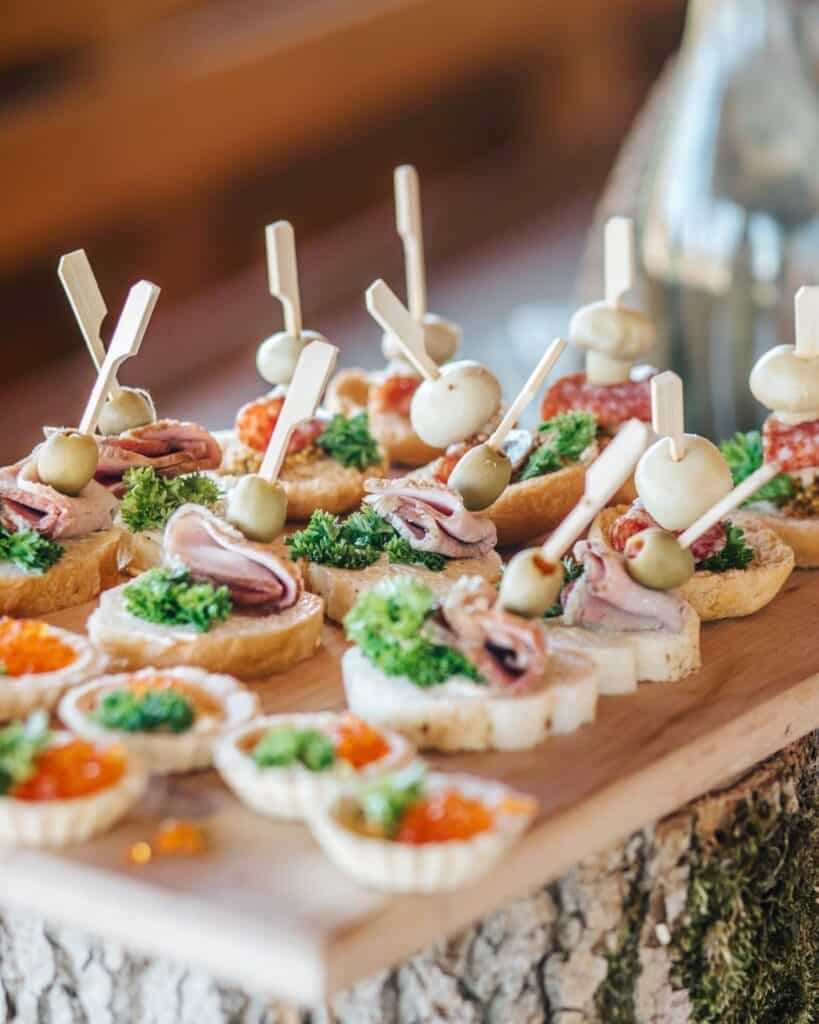 10 Tips To Host An AWESOME Cocktail Party!